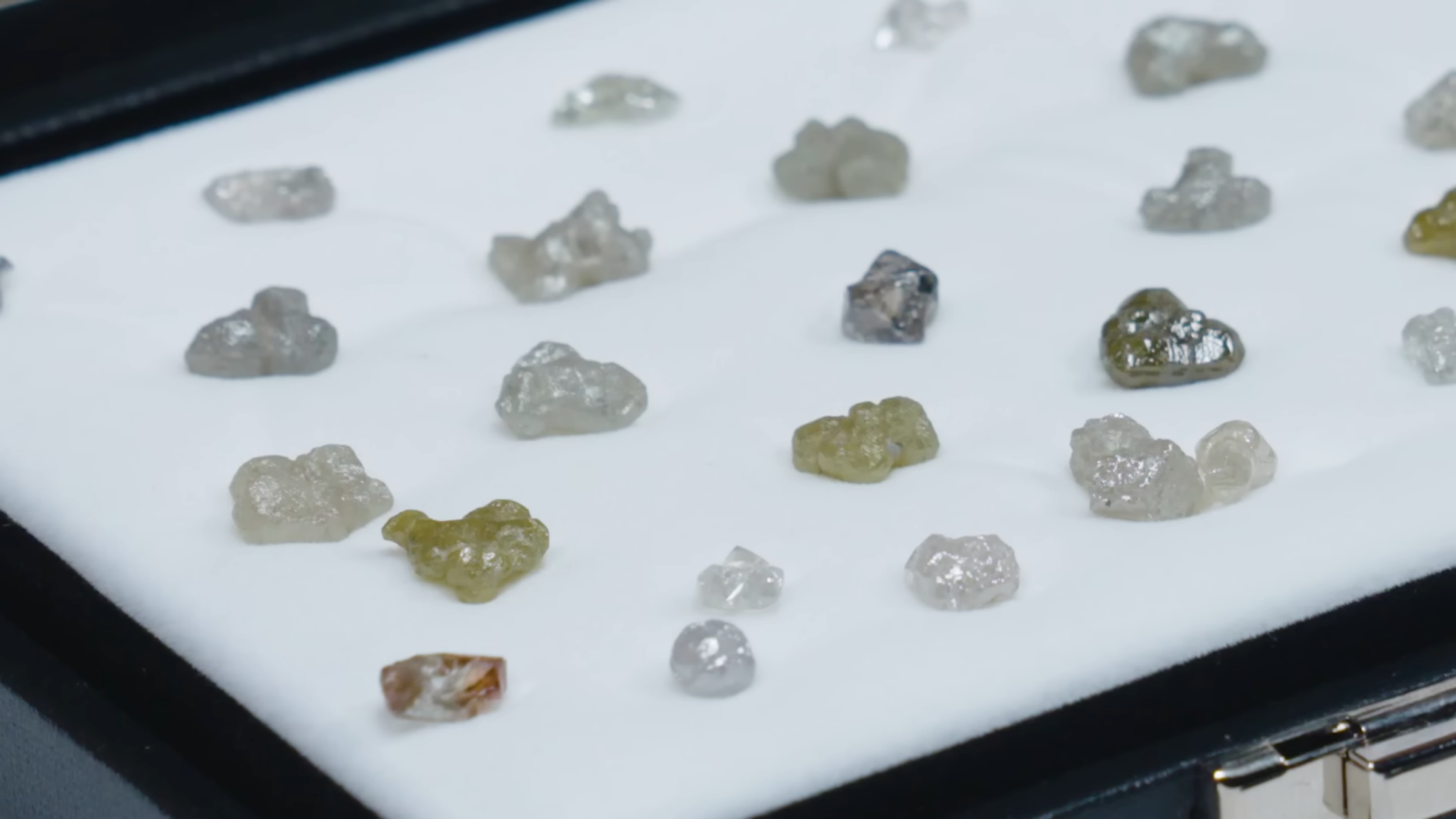 How to Identify a Raw Diamond - Tips for Accurate Identification